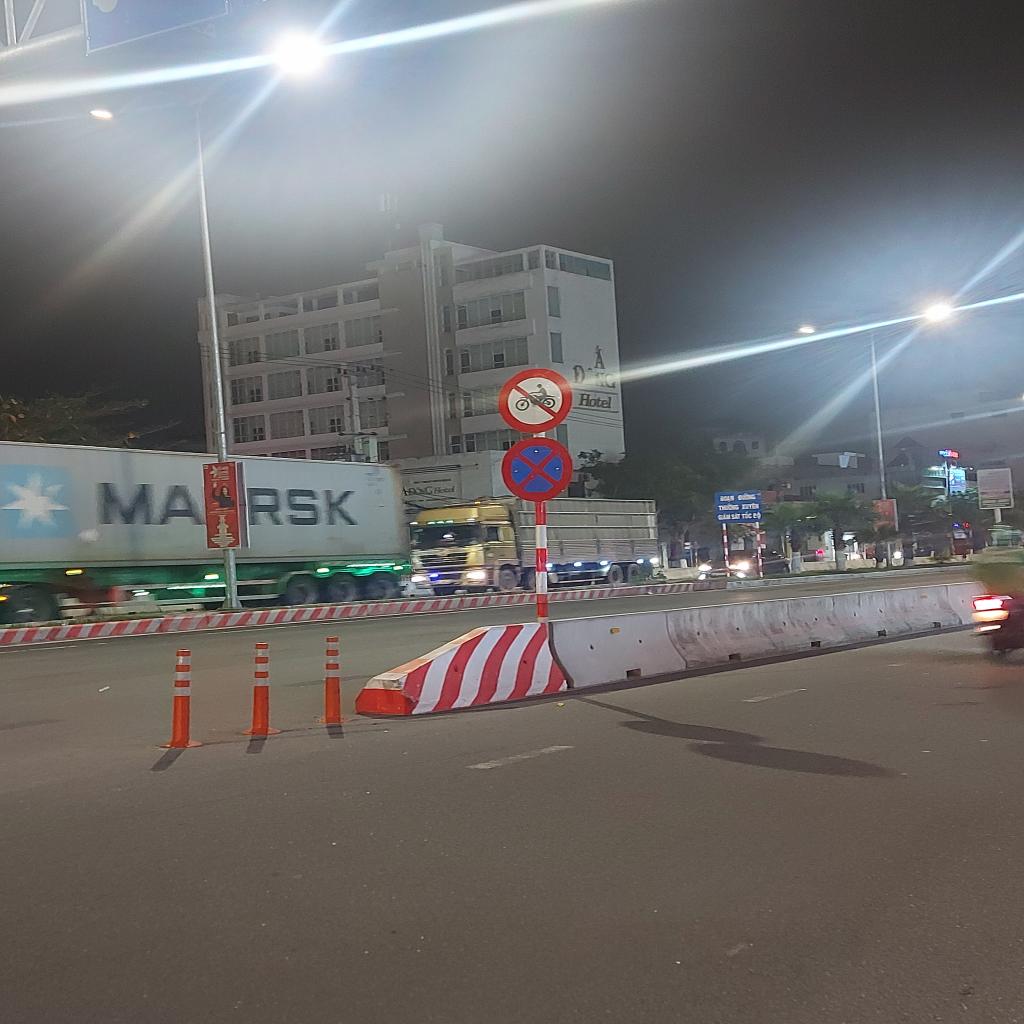 Dark Traffic Signs Object Detection Dataset By Nckh