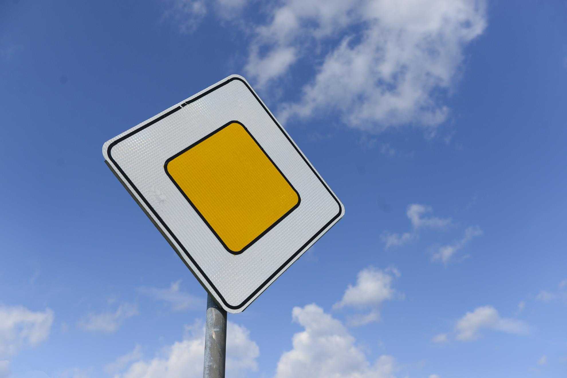 Road signs Object Detection Model by solandeer