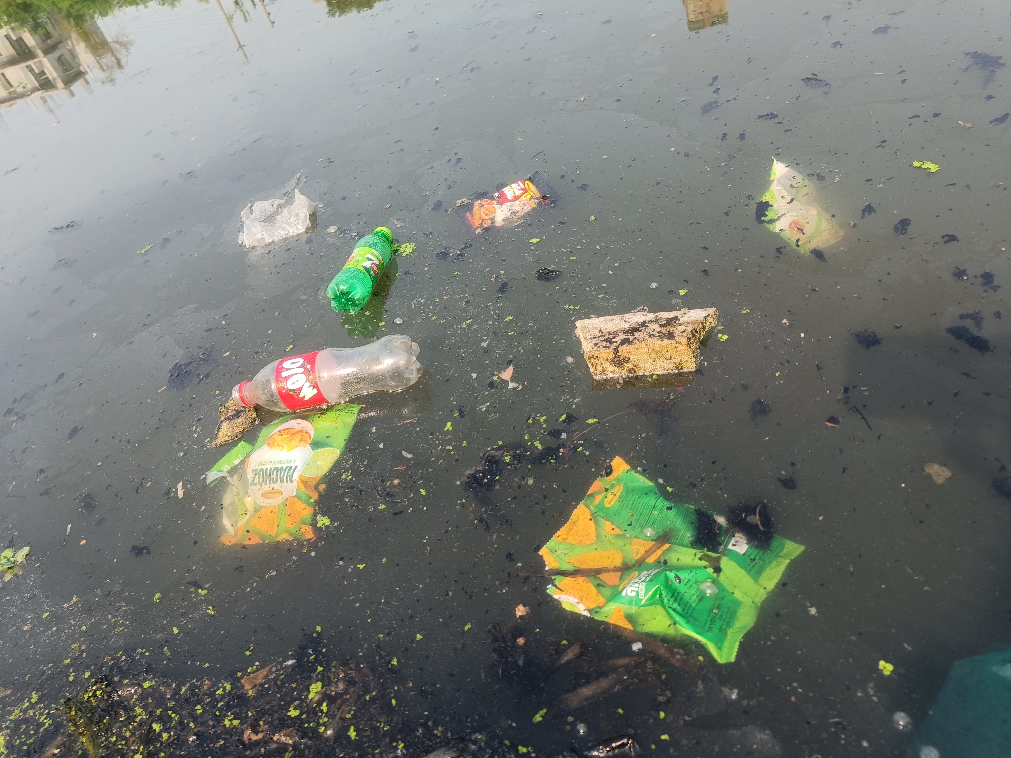 Floating Garbage Detection Object Detection Model (v4, 2025-12-11 2 ...