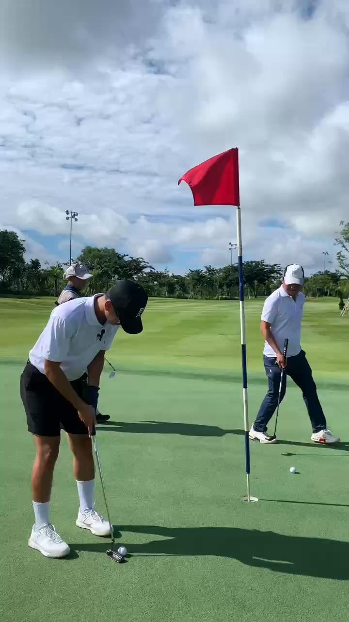 Golf Ball And Hole Detection 1k7 Object Detection Dataset By Sai Gon