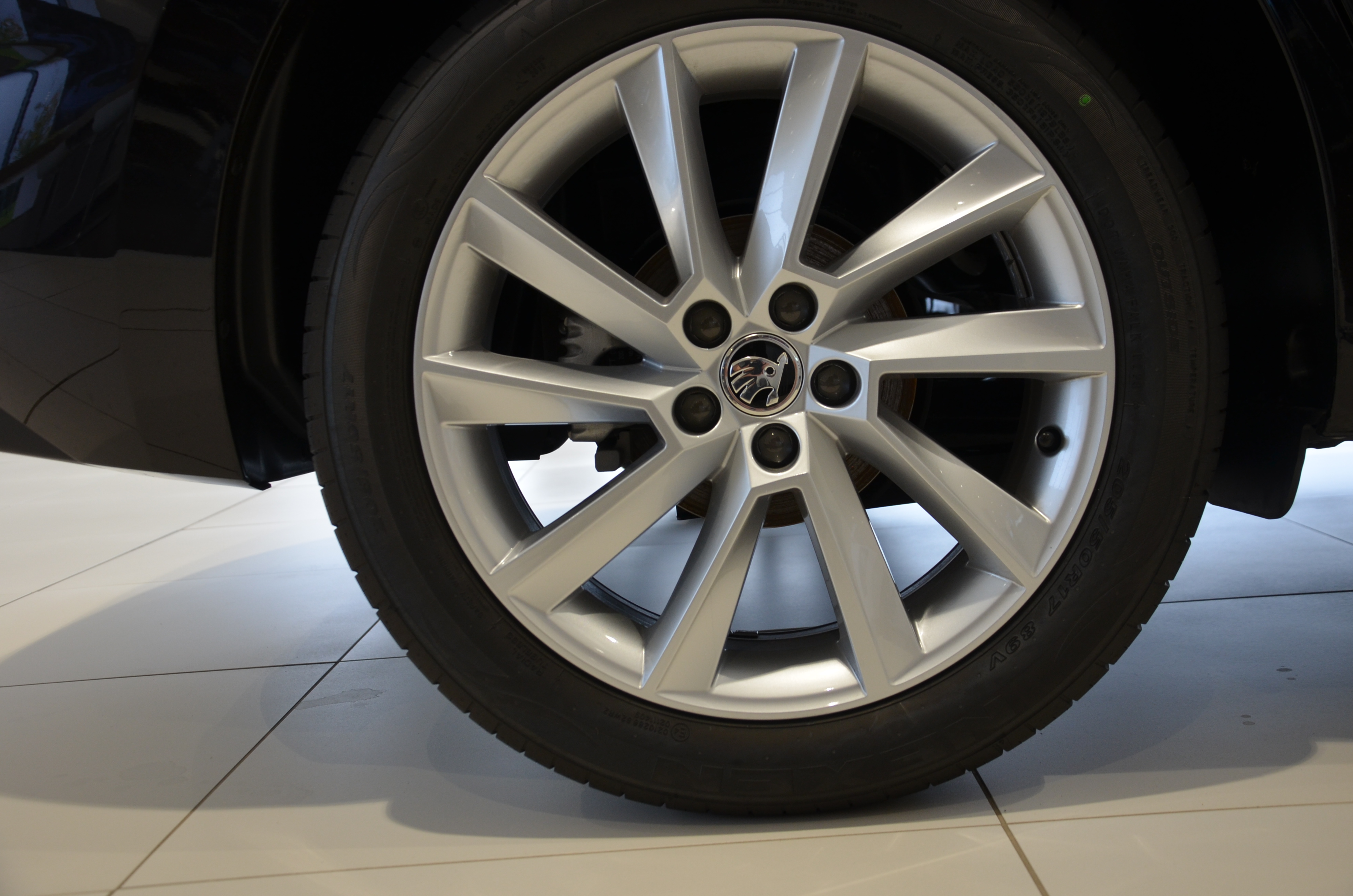 wheel hub cover Object Detection Model by fhhofmaster