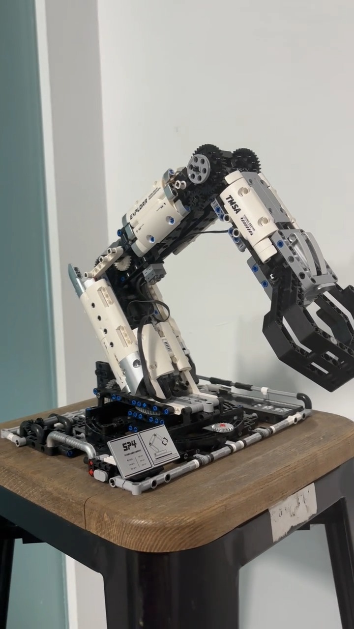 Robotic Arm Object Detection Model by JW