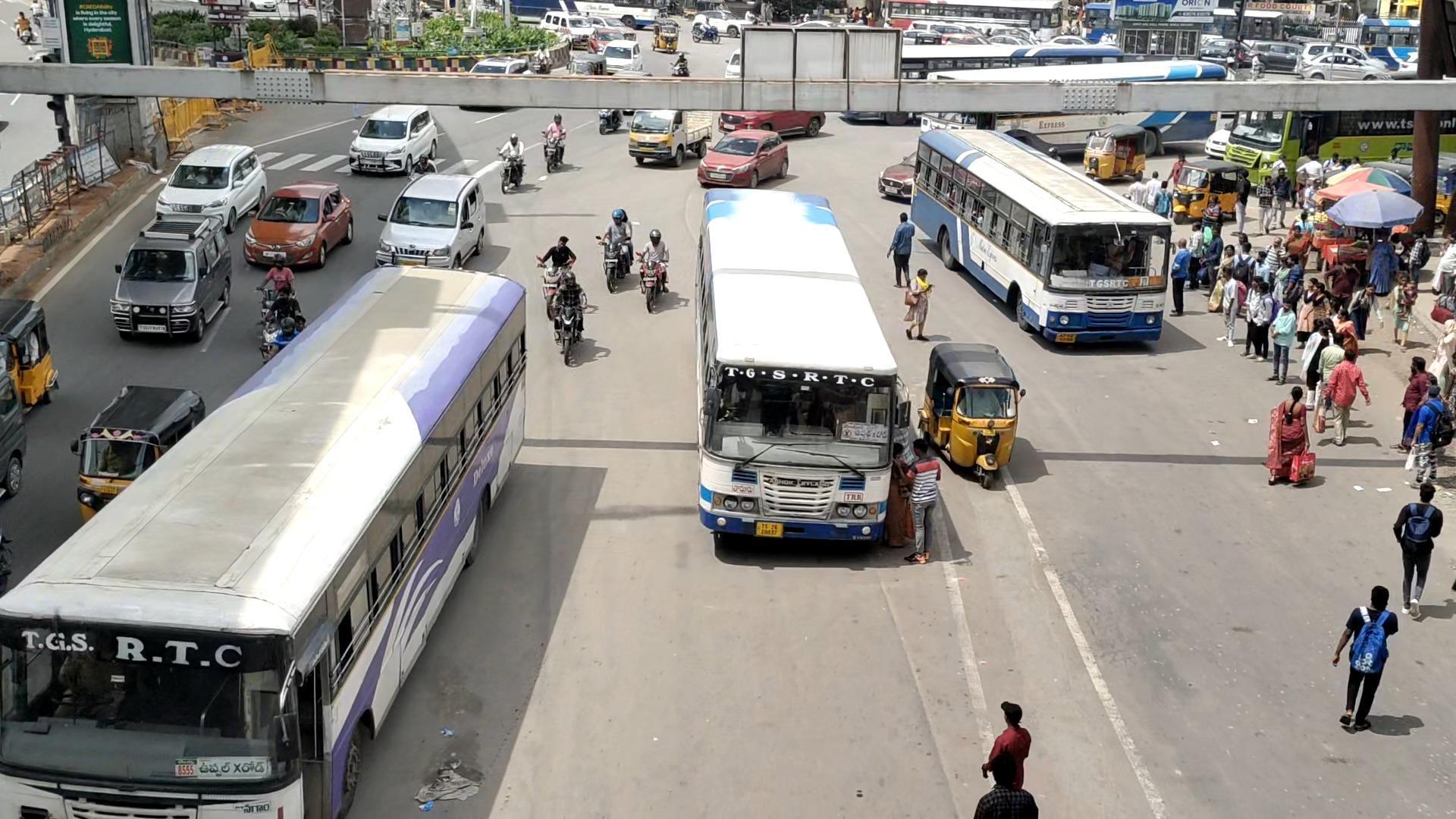 Triple Rider Violation Object Detection Model by SEMANGAT KULIAH