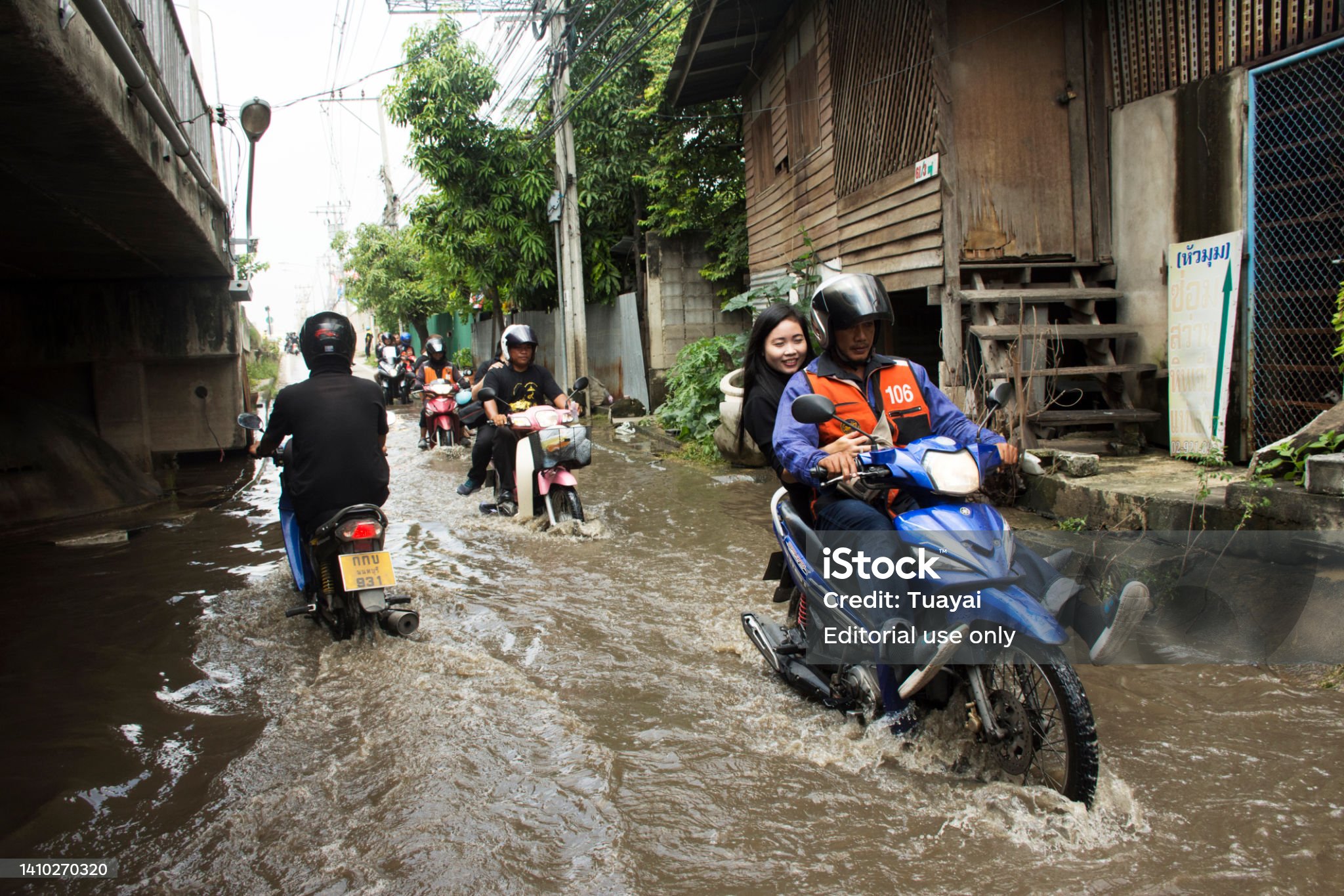 Helmet Training Roboflow Universe