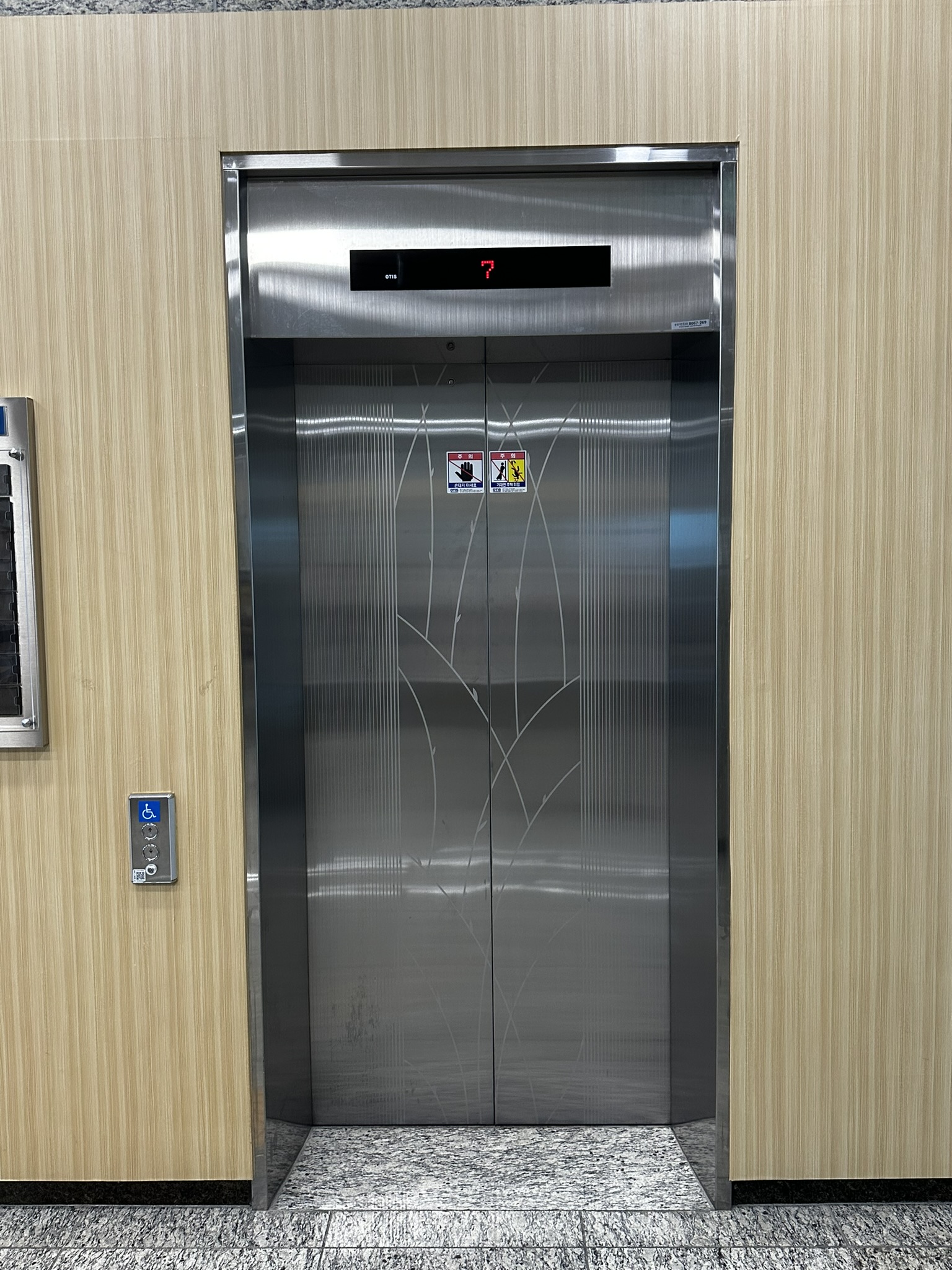 elevator door Object Detection Dataset by CMJ