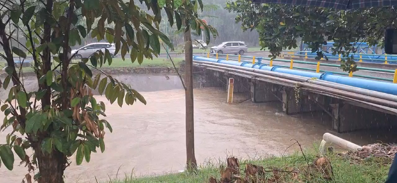 Water Detection Instance Segmentation Model by headdetection