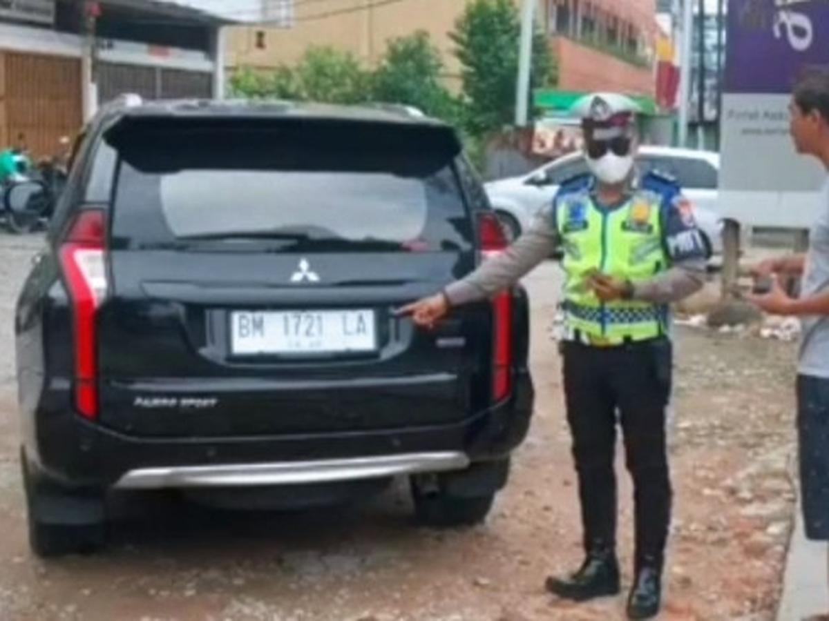 Plat Nomor Kendaraan Indonesia Object Detection Dataset And Pre Trained Model By Object Detection