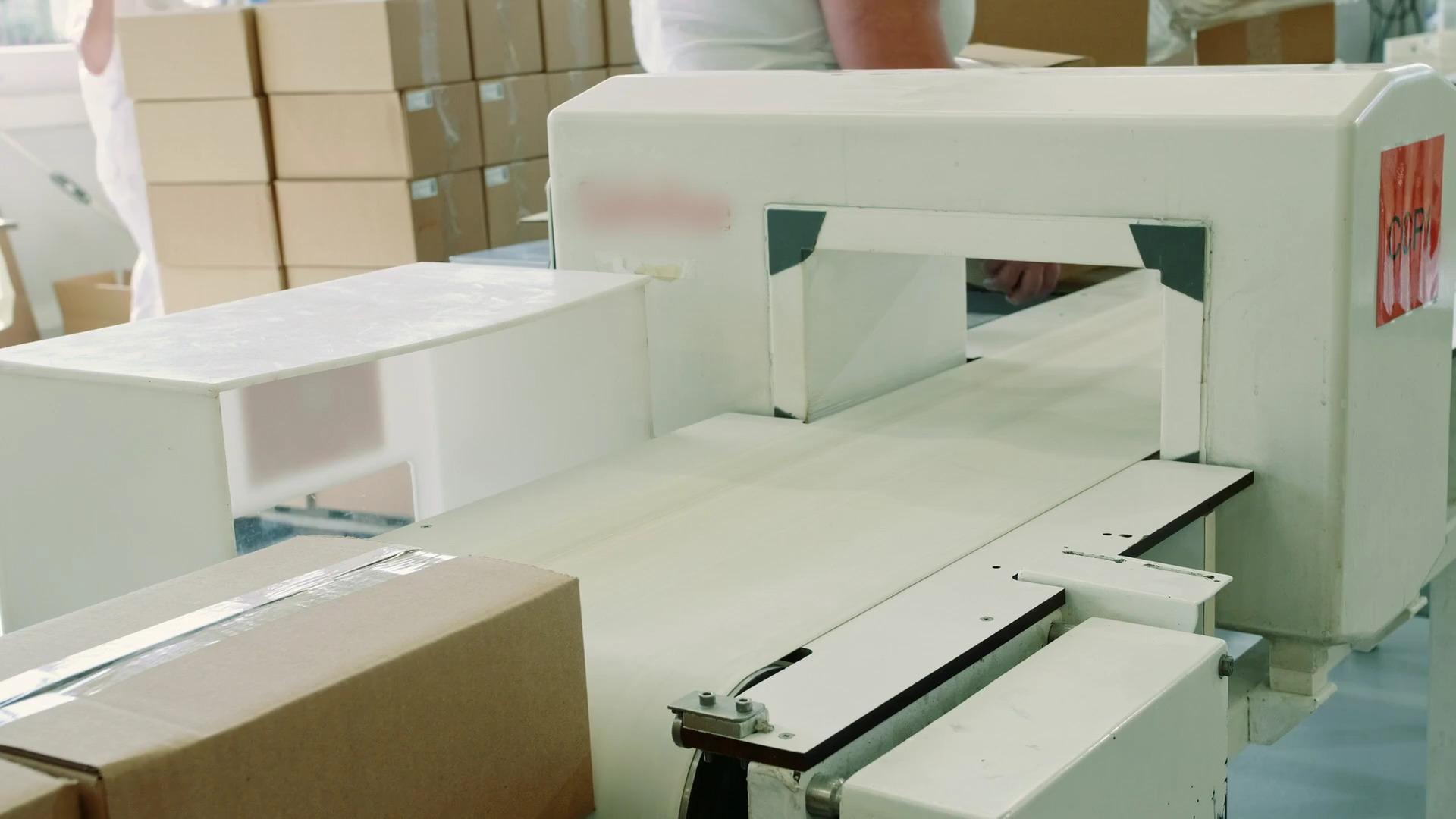 Boxes On A Conveyer Belt Object Detection Model By Mohamed Traore