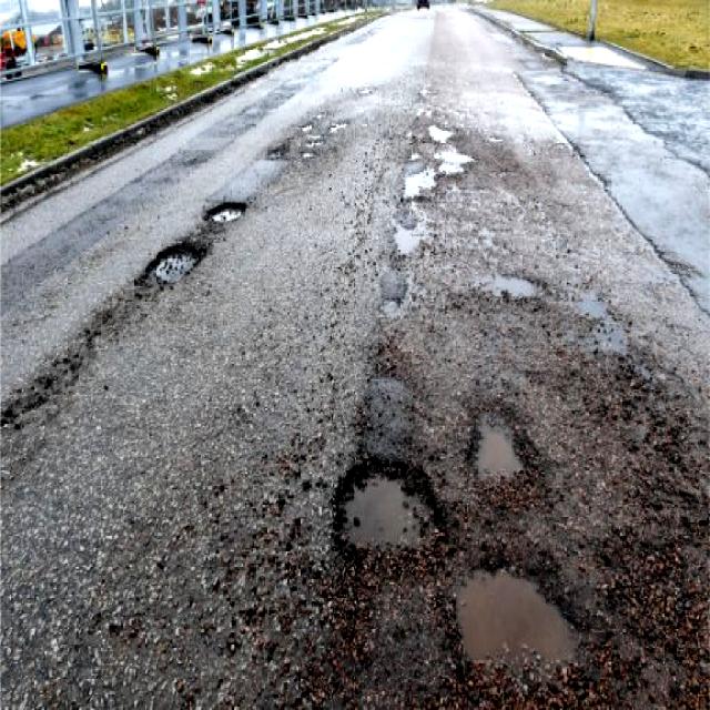 pothole_detector Object Detection Model by SURFACEMONITORING