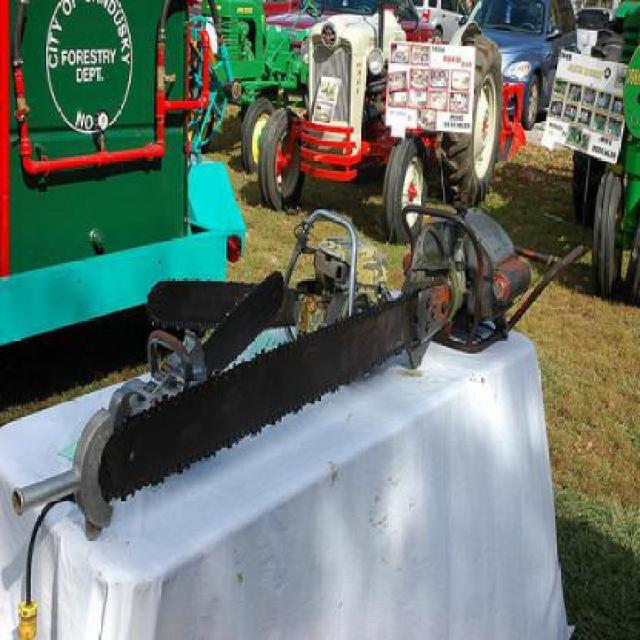 axe chainsaw Object Detection Dataset by axe and chainsaw