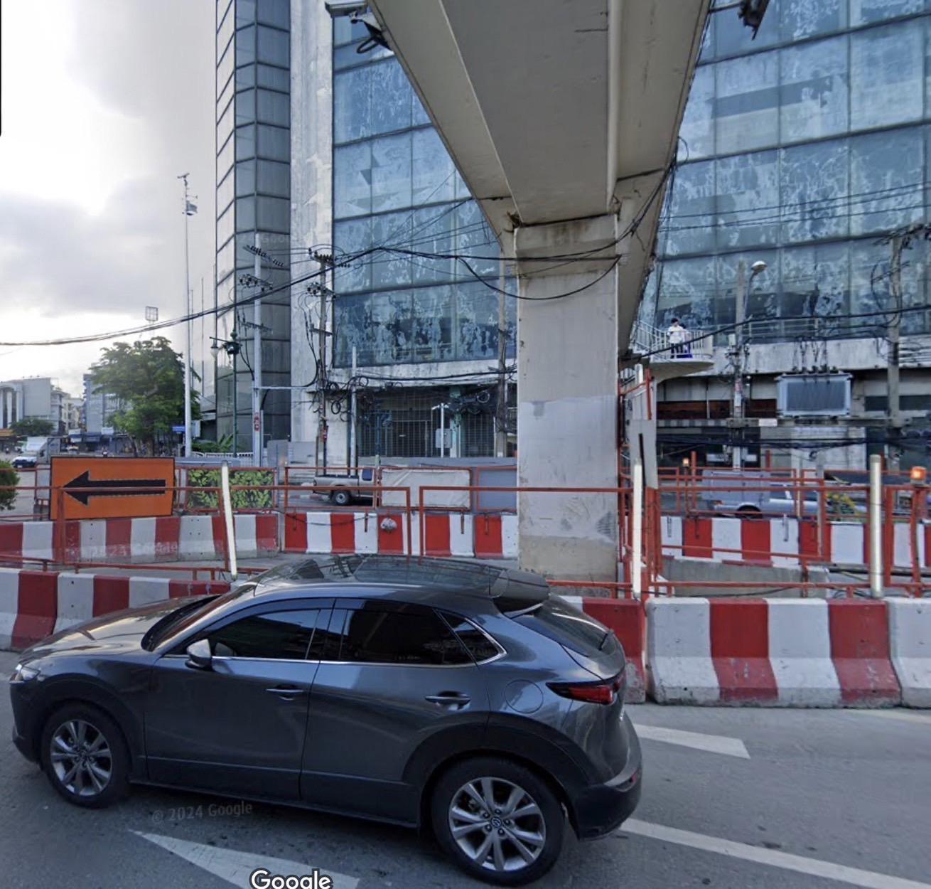 vehicles and barriers Object Detection Model by pim