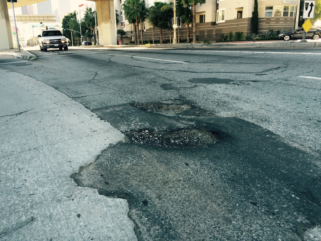 Road anomalies Object Detection Model by diss